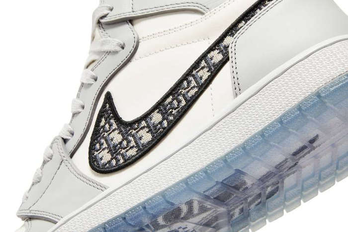 Jordan 1 Retro High Dior – Side Kicks